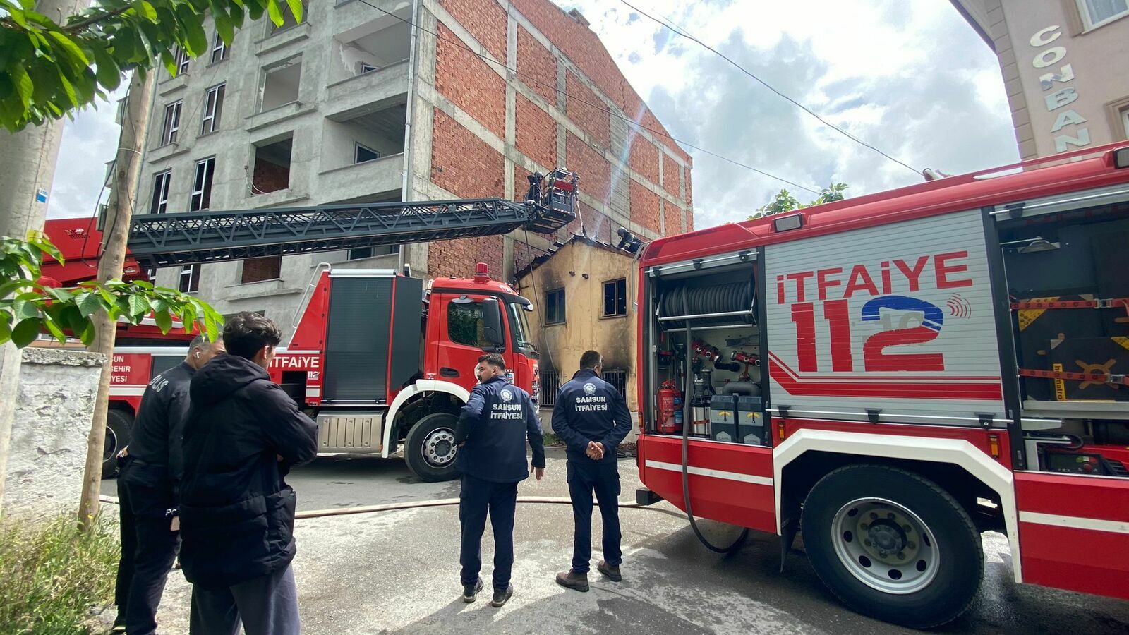Bafra'da Müstakil Evde Yangın: Gökyüzünü Duman Kapladı Bafra'da Müstakil Evde Yangın: Gökyüzünü Duman Kapladı